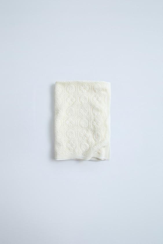 COUVERTURE EN MAILLE TEXTURÉE - Écru | ZARA Canada