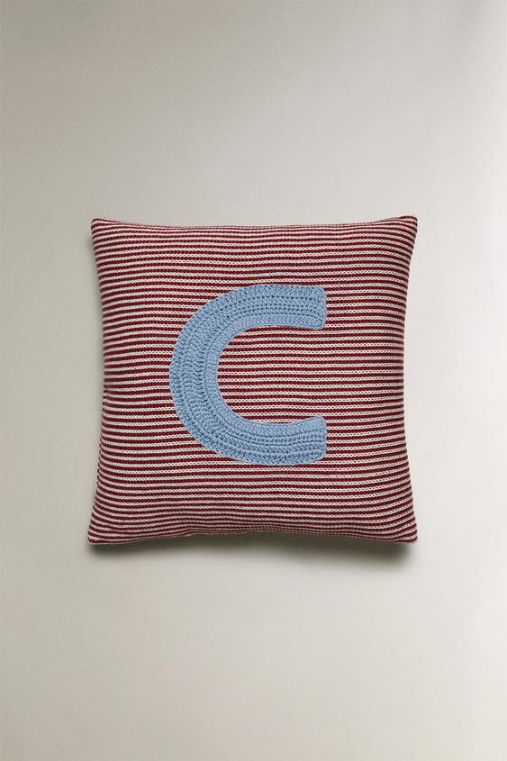 COUSSIN ENFANT BRODERIE LETTRE C - Rouge | ZARA Canada