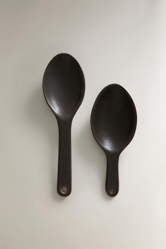SET OF STONEWARE SPOONS WITH RAISED DETAIL (SET OF 2) - Anthracite grey ...