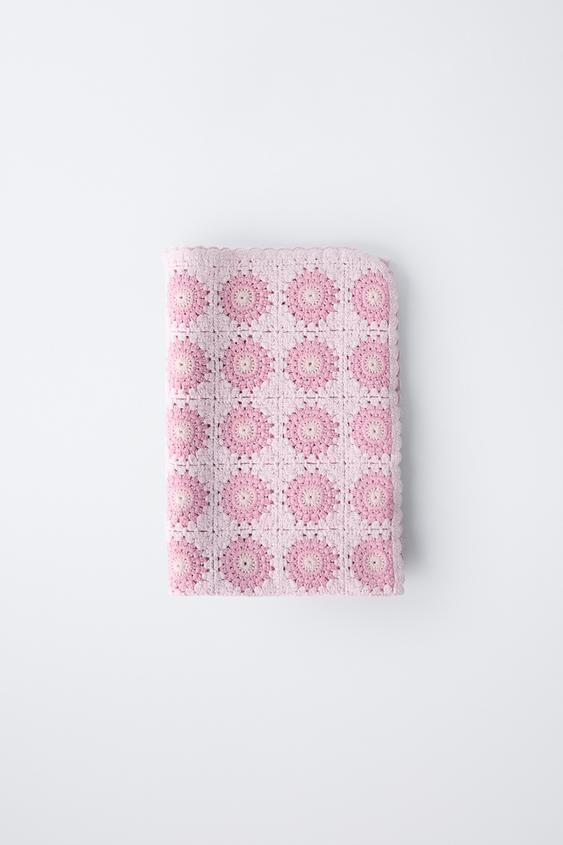 PĂTURĂ DIN CROȘET CU FLORI - Roz deschis | ZARA România