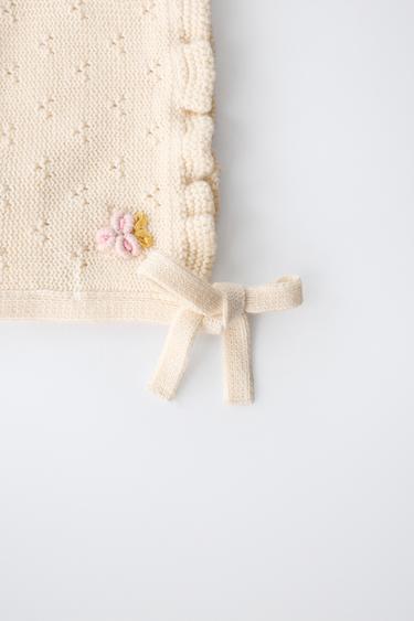 BONNET EN MAILLE FLEUR BRODÉE - Écru | ZARA France