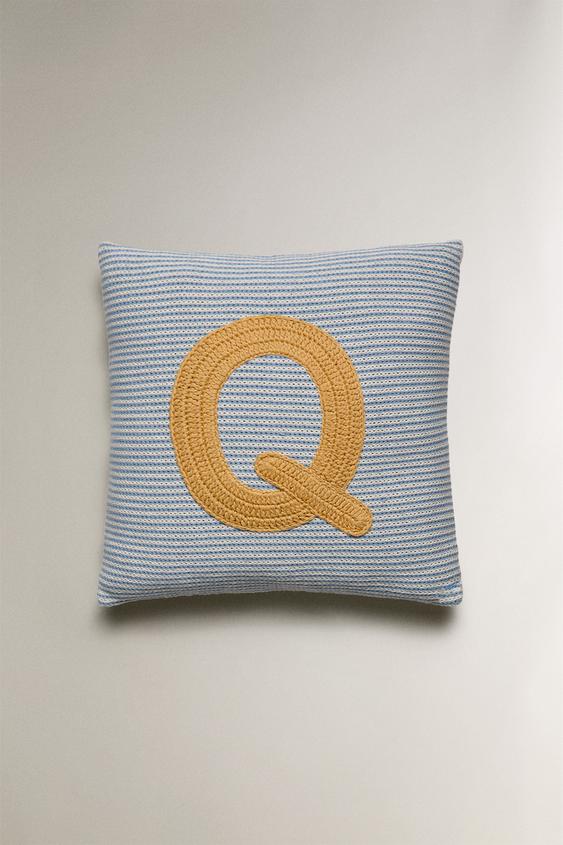 COJÍN INFANTIL BORDADO LETRA Q - Azul claro | ZARA Estados Unidos de ...