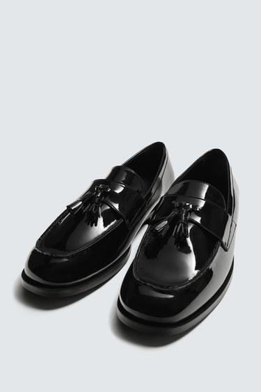 MOCASSINS CHICS À POMPONS EFFET VERNIS - Noir | ZARA France