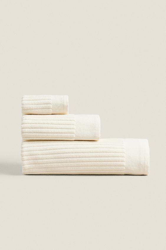 COTTON BATH TOWEL WITH VERTICAL STRIPES - Oyster-white | ZARA United States