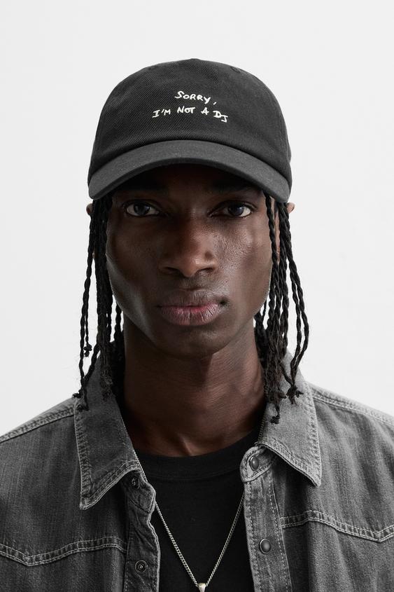 ȘAPCĂ BRODATĂ CU TEXT - Negru | ZARA România