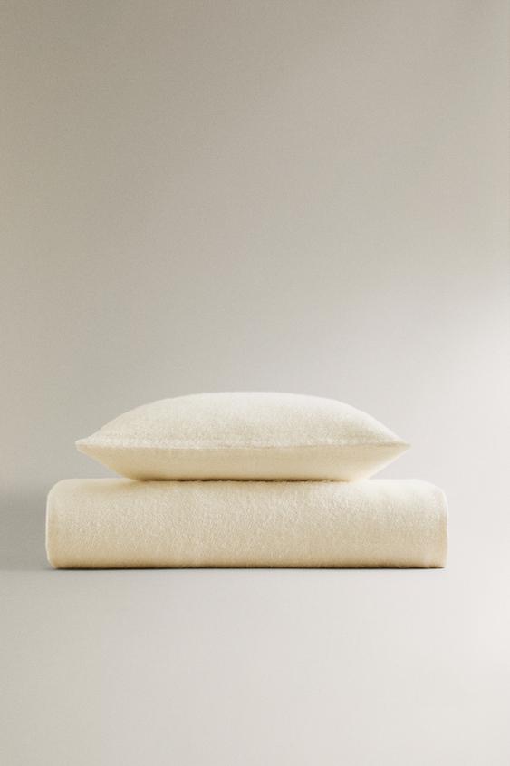 CASHMERE-EFFECT COTTON BEDSPREAD - Blanco roto | ZARA Estados Unidos de ...