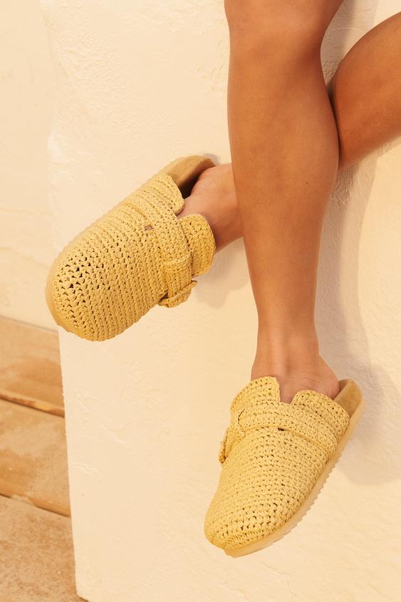 RAFFIA EFFECT CLOGS - Sandy Brown | ZARA Mexico