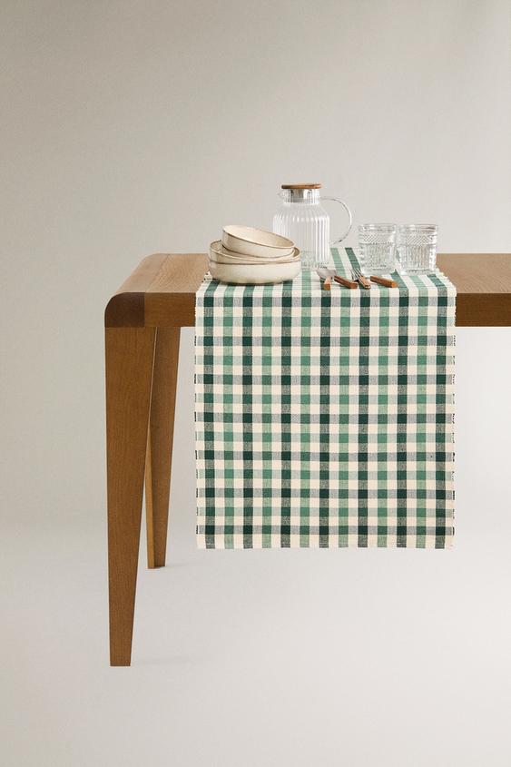 GERUITE KERSTTAFELLOPER MET GEKLEURD GAREN - Groen | ZARA Nederland ... GERUITE KERSTTAFELLOPER MET GEKLEURD GAREN - Groen | ZARA Nederland ...