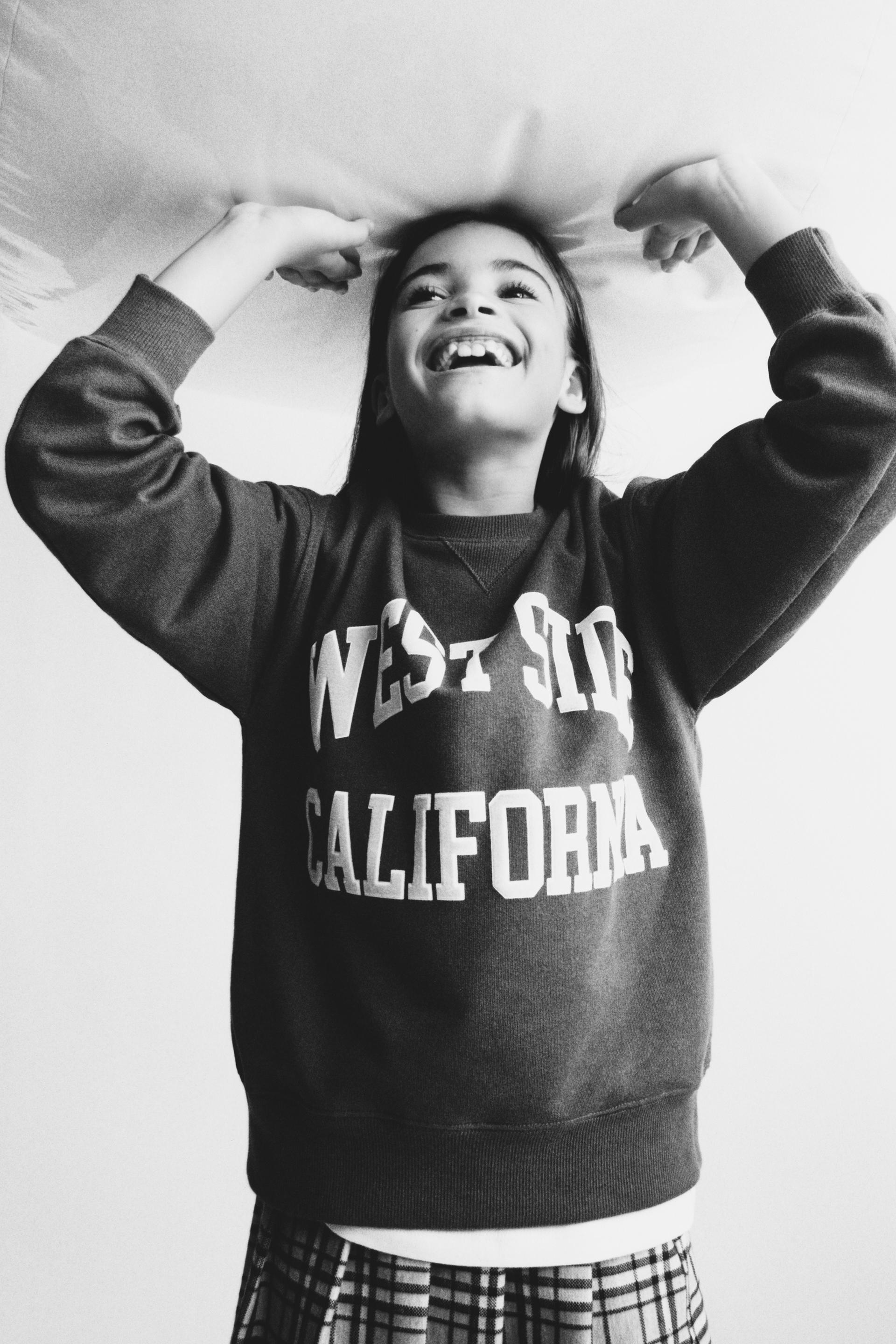 sudadera-texto-varsity-azul-zara-chile
